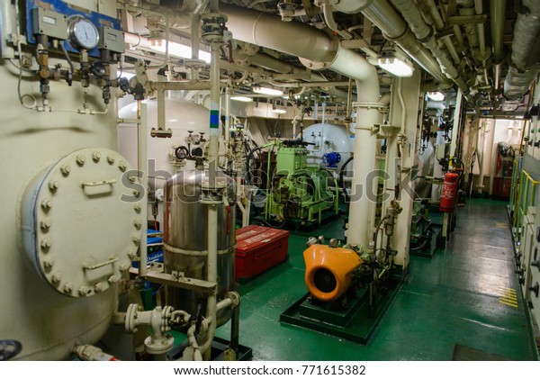 Sala de máquinas interna en barco grande