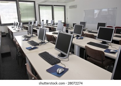 125,359 Classroom computer Images, Stock Photos & Vectors | Shutterstock