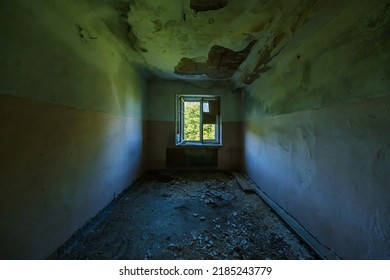 Interior Dim Empty Room Crumbling Walls Stock Photo 2185243779 ...