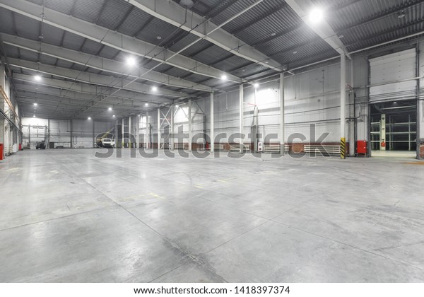 Intérieur du garage d'entrepôt vide : photo de stock (modifiable ...