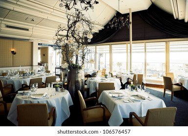 4,012 Restaurant with big window Images, Stock Photos & Vectors ...