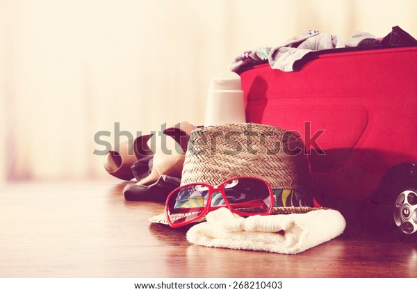 Inneneinrichtung mit Fenster und offenem Koffer Stockfoto 268210403 ...