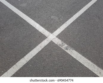 Intersection Two Lines On On Asphalt Foto de stock 690454774 | Shutterstock