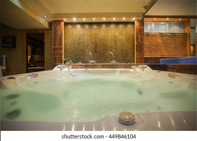 Jacuzzi en centro de spa Foto de stock 449846104 | Shutterstock