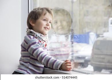 Kid Standing Looking Through Window Foto Stok 514074445 | Shutterstock