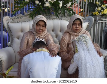 261 Sungkeman Images, Stock Photos & Vectors | Shutterstock