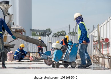 Labor Construction Worker Using Machine Cutter Stockfoto 1091698040 ...