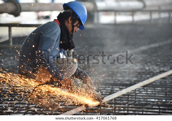 Labor Using Grinding Machine Cutting Rebar Foto stock 417061768 ...