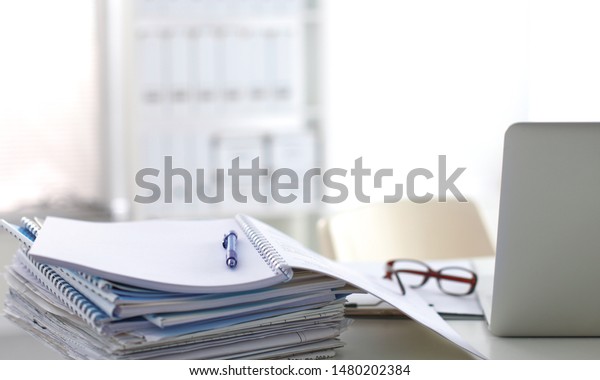 Laptop Stack Folders On Table On Foto stock 1480202384 | Shutterstock