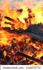 Large Fire Burning Tree Trunks Bonfire Foto de stock 1118737772 ...