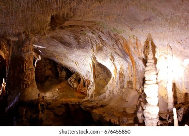 86.703 Limestone cave: immagini, foto stock e grafica vettoriale ...