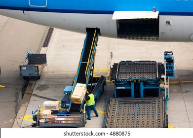 Loading Cargo On Big Plane库存照片4880875 | Shutterstock