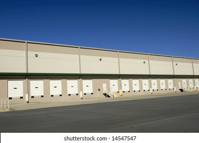 393 Commercial outside warehouse roofs Images, Stock Photos & Vectors ...