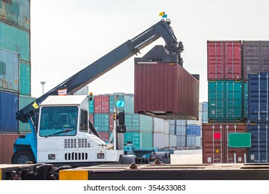 70.313 Container unloading Gambar, Foto Stok & Vektor | Shutterstock
