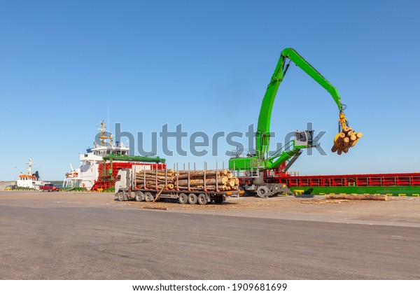 Loading Unloading Vessels On Timber Terminal库存照片1909681699 | Shutterstock