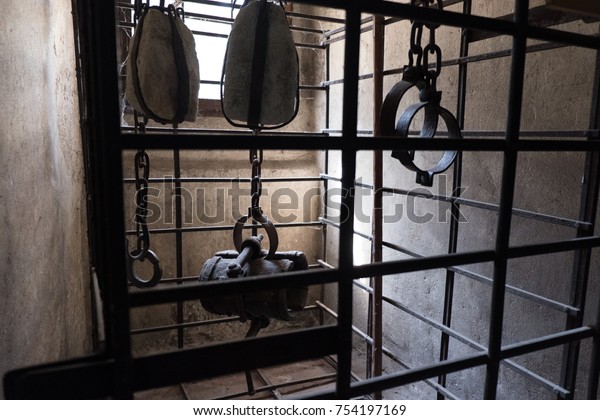 Stock fotografie „Looking Inside Medieval Prison Cell Manacles“ (k ...