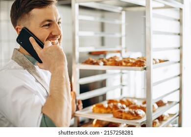 473 Baker using a phone Images, Stock Photos & Vectors | Shutterstock