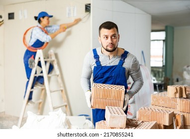 2,568 Worker lifting brick Images, Stock Photos & Vectors | Shutterstock
