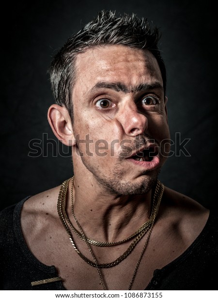 hombre con cara distorsionada