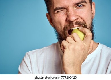 Man Eats Apple Stockfoto 779203423 | Shutterstock