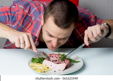 Man Eats Raw Meat库存照片561621949 | Shutterstock
