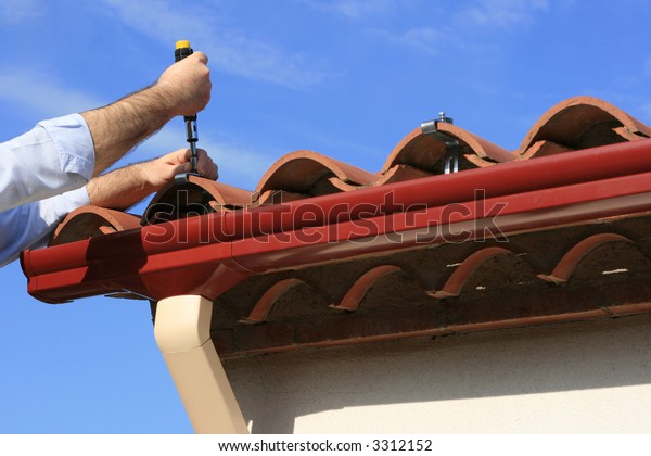 Man Installing Pvc Rain Gutter System Foto stock 3312152 | Shutterstock