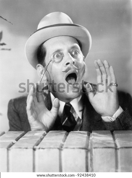 Hombre con un monóculo sorprendido