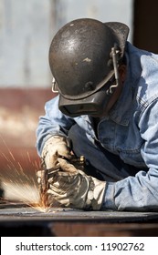 Стоковая фотография 11902762: Man Using Burning Torch Cut Steel ...
