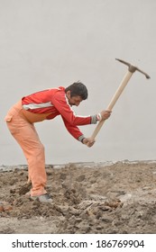 Man Using Sledgehammer Stock Photo 186769904 | Shutterstock