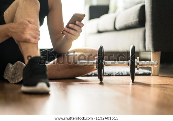 Homme utilisant un smartphone pendant l'entraînement : photo de stock ...