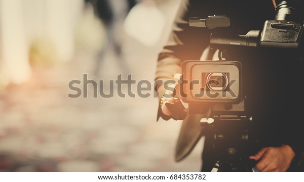 Mann mit Videokamera Stockfoto 684353782 | Shutterstock