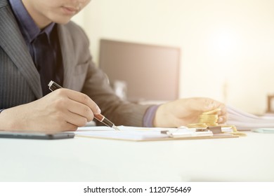 Man Working On Spreadsheet Document Financial: foto de stock (editar ...