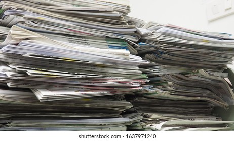 Messy Stack Newspaper Clutter Side View库存照片1637971240 | Shutterstock