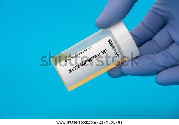 메탐페타민 메탐페타민 테스트 검사관의 소변 샘플 스톡 사진 2179585741 | Shutterstock