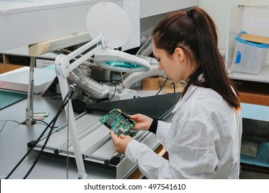 Pabrik produksi Microchip. Proses teknologi. Ahli Foto Stok 521430211 ...