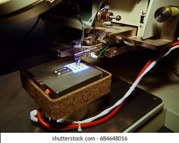 Microprocesador bajo microscopio. Equipo de prueba: foto de stock ...