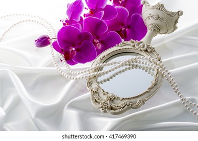 184 Mirror Draped In Cloth Images, Stock Photos & Vectors | Shutterstock