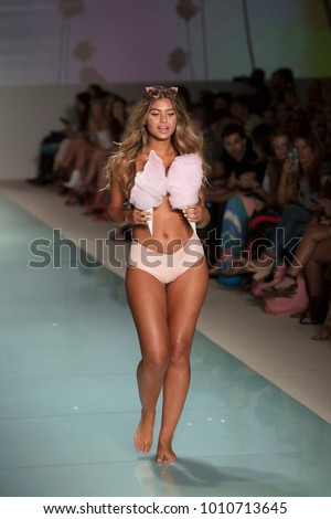 Model Sofia Jamora Walks Runway Lolli Stock Photo (Edit Now) 1010713645 - Shutterstock