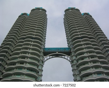 14,501 Bridge between buildings Images, Stock Photos & Vectors ...