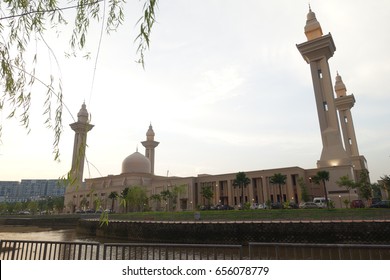 Mosque Riverside View Silhouetted Version During Stock Photo 656078779 ...