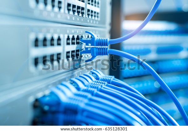 cables de red conectados a un conmutador