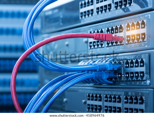 Photo de stock Commutateur réseau et câbles Ethernet, Concept 458964976 ...