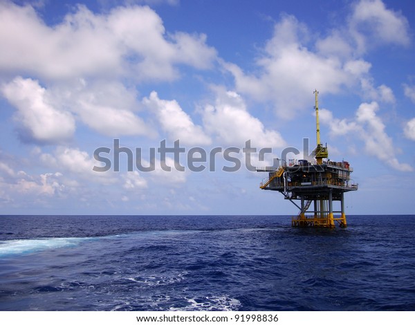 Offshore Production Platform Middle Ocean Oil Stock Photo 91998836 ...