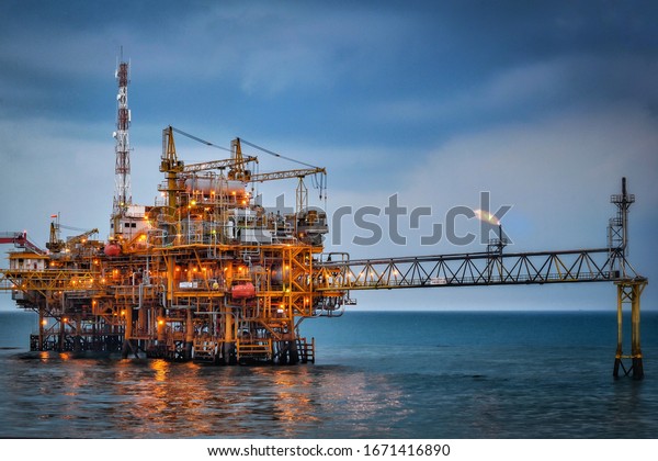 Oil Processing Platform Middle Ocean Stock Photo 1671416890 | Shutterstock