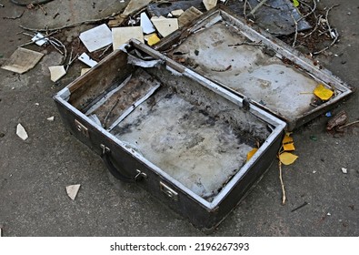 2,051 Broken Suitcase Images, Stock Photos & Vectors | Shutterstock