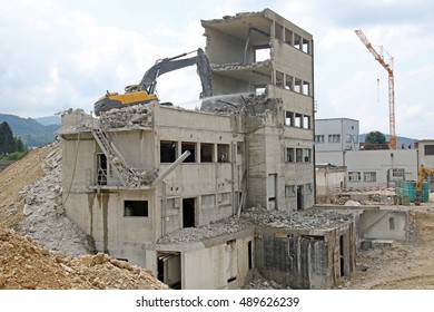 Old Building Being Torn Down Entire Foto Stok 489626359 | Shutterstock