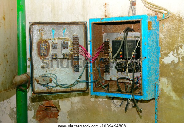2.581 imagens de Broken electrical panel Imagens, fotos stock e vetores ...