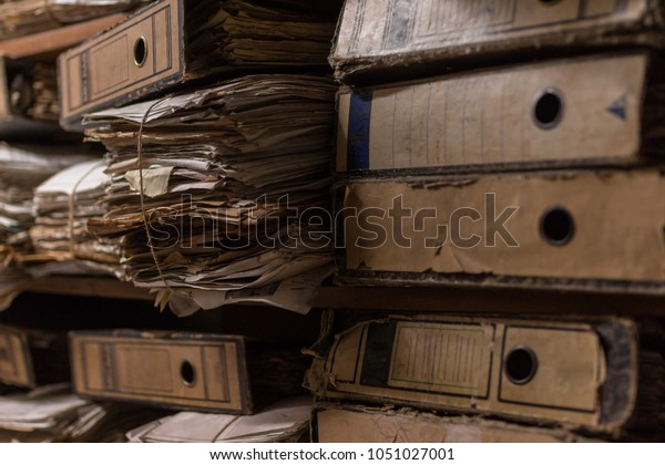 Old Dusty Stack Papers Files Documents Stock-foto (rediger nu) 1051027001