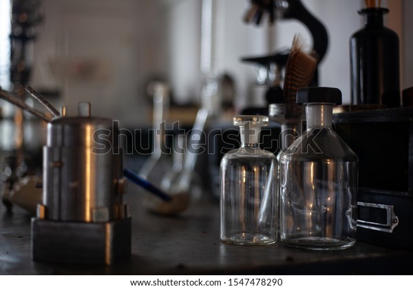4.378 afbeeldingen voor Old laboratory table: afbeeldingen, stockfoto‘s ...