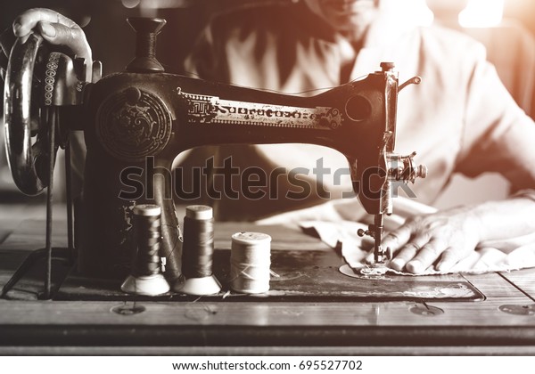 Ancienne machine à coudre : photo de stock (modifiable) 695527702